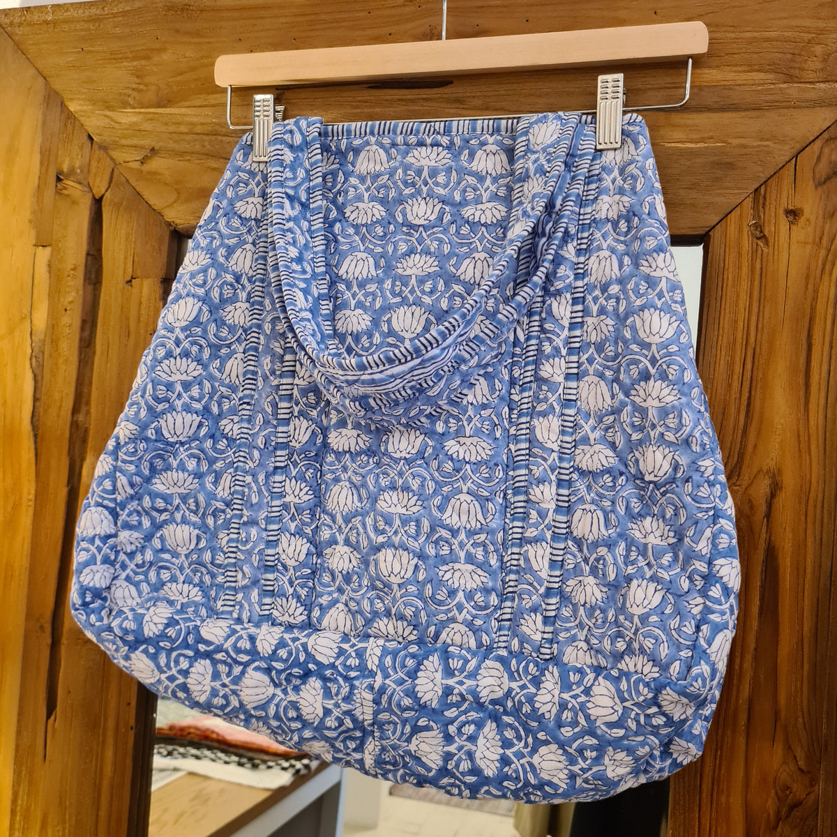 The NEVERFULL tote - Light blue floral – The Planter‘s Bungalow